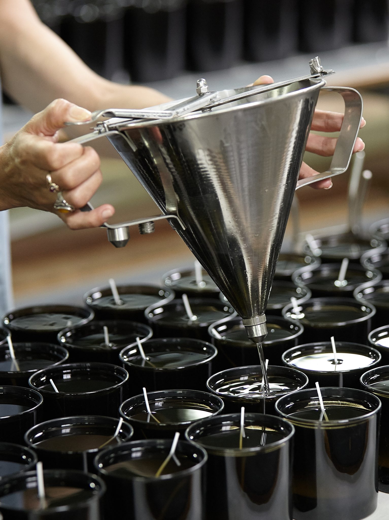 - Fabrication de bougies à façon